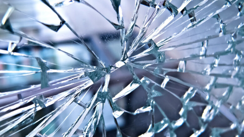 How To Handle Glass Safely? - 2024 Guide - Emlii