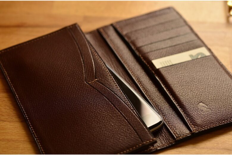 5 Tips For Choosing The Right Material For your Wallet - Emlii