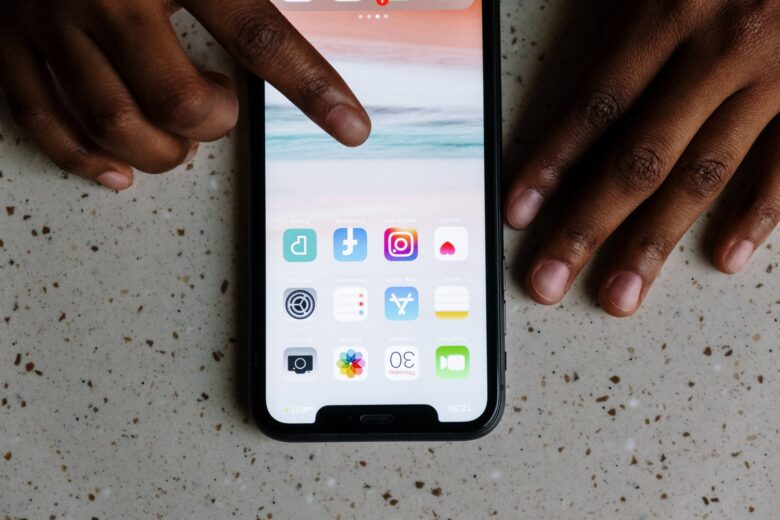 How To Customize Your iPhone Home Screen In 3 Easy Steps - Emlii
