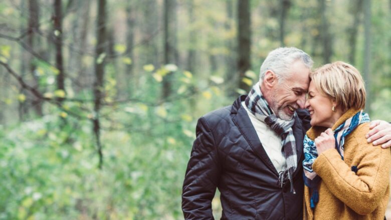 Can singles over 60 date and build a healthy relationship? - Emlii